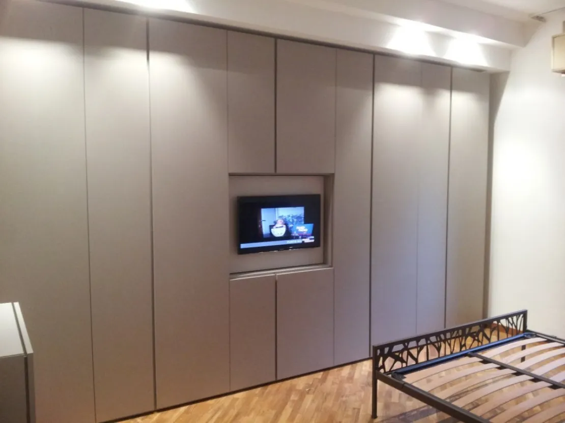 Armadio battente con tv